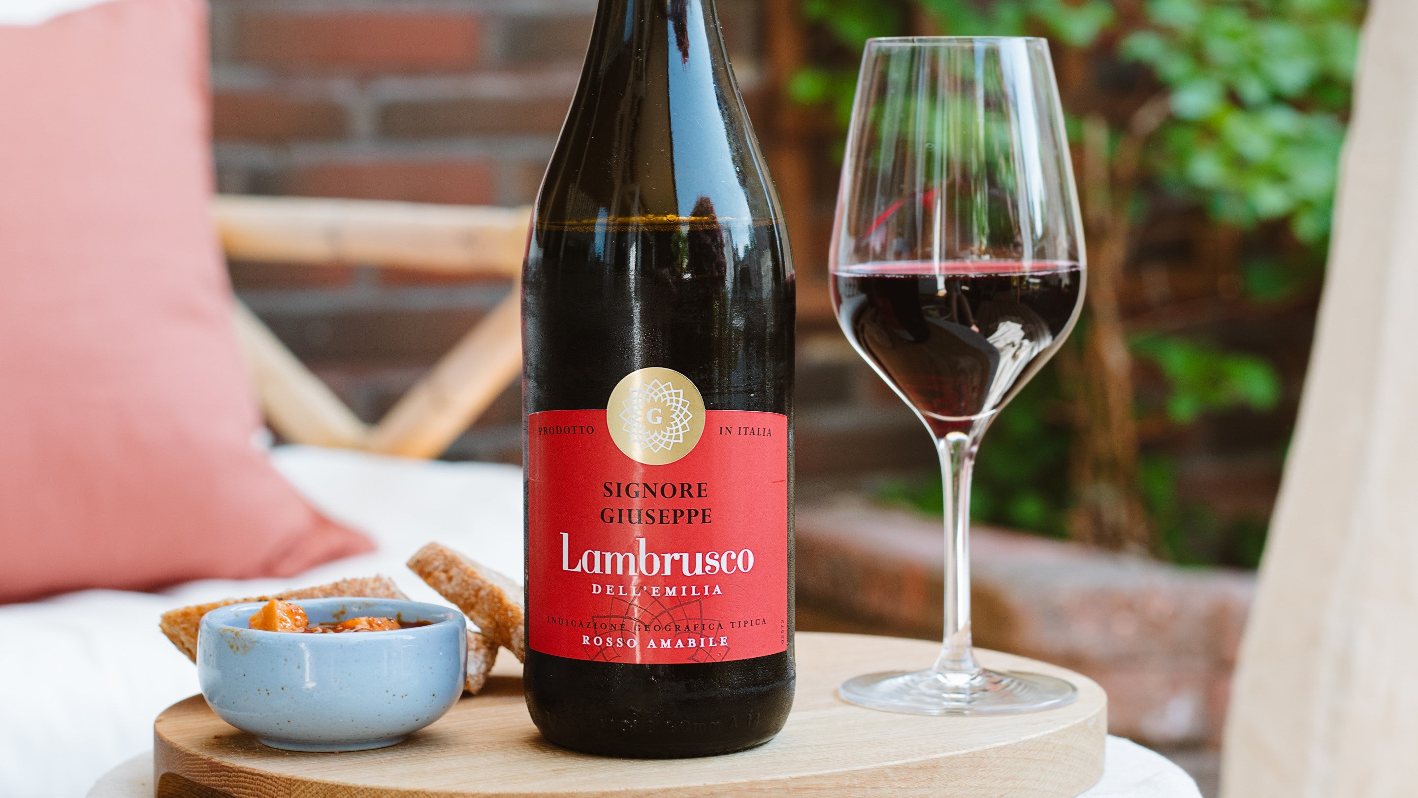 Lambrusco: kevyen pirskahteleva italialainen viini | Viiniposti ...